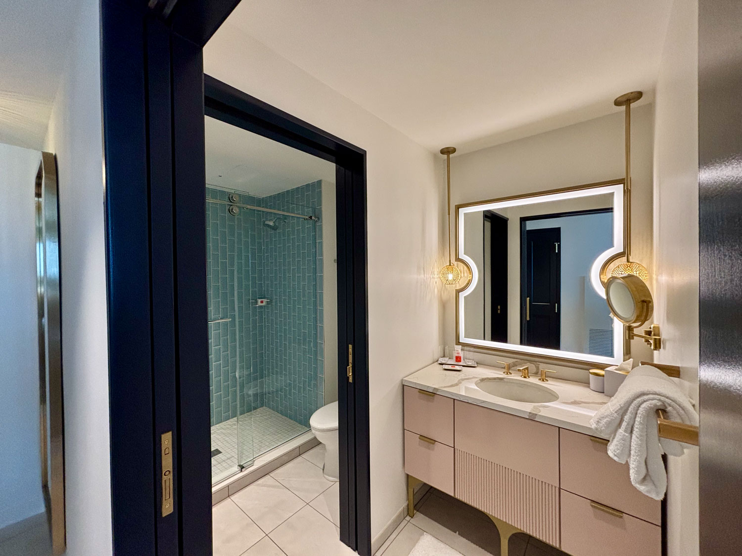 universal-helios-grand-hotel-room-bathroom | UOFan